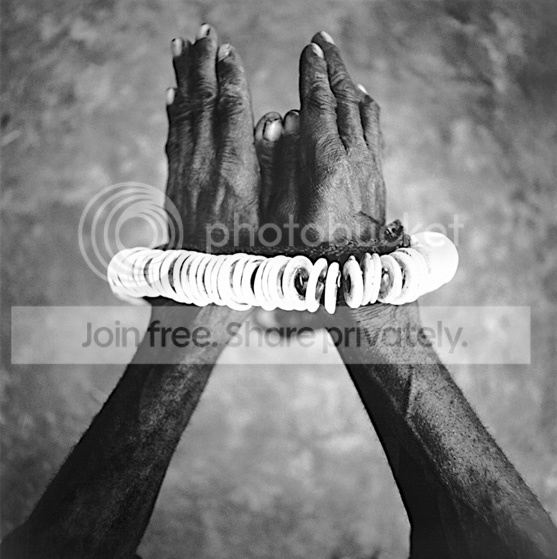 11 Expressive Examples of Hands in Street Photography - ERIC KIM