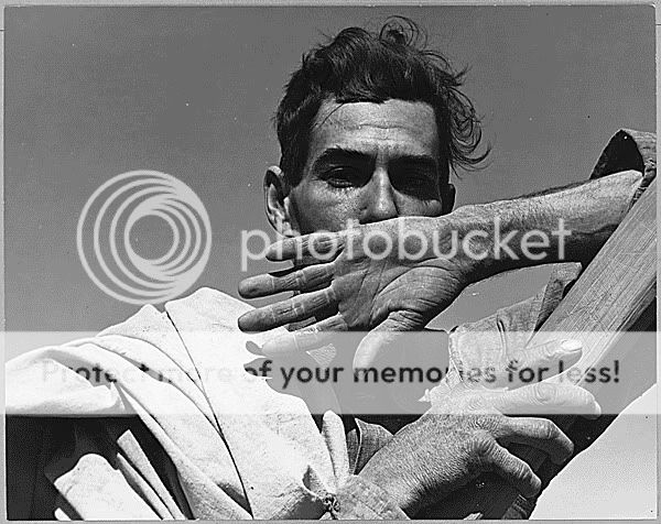 11 Expressive Examples of Hands in Street Photography - ERIC KIM